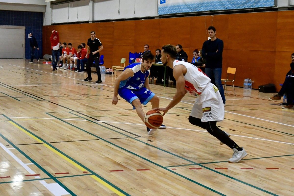 Partido entre Peixe Galego y Gijón Basket en el CGTD