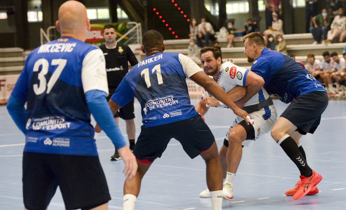 O Cisne cae coa cabeza alta fronte o Benidorm (26-28)