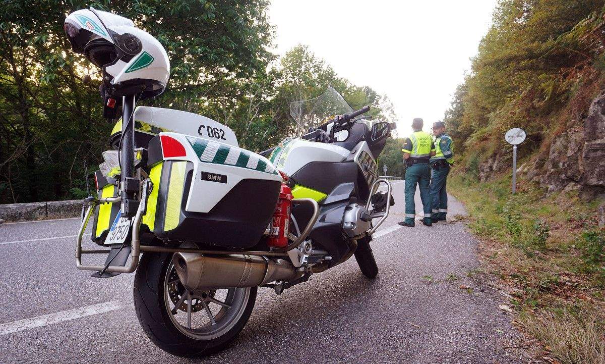 Dúas persoas feridas leves ao envorcar un vehículo de madrugada en Paredes