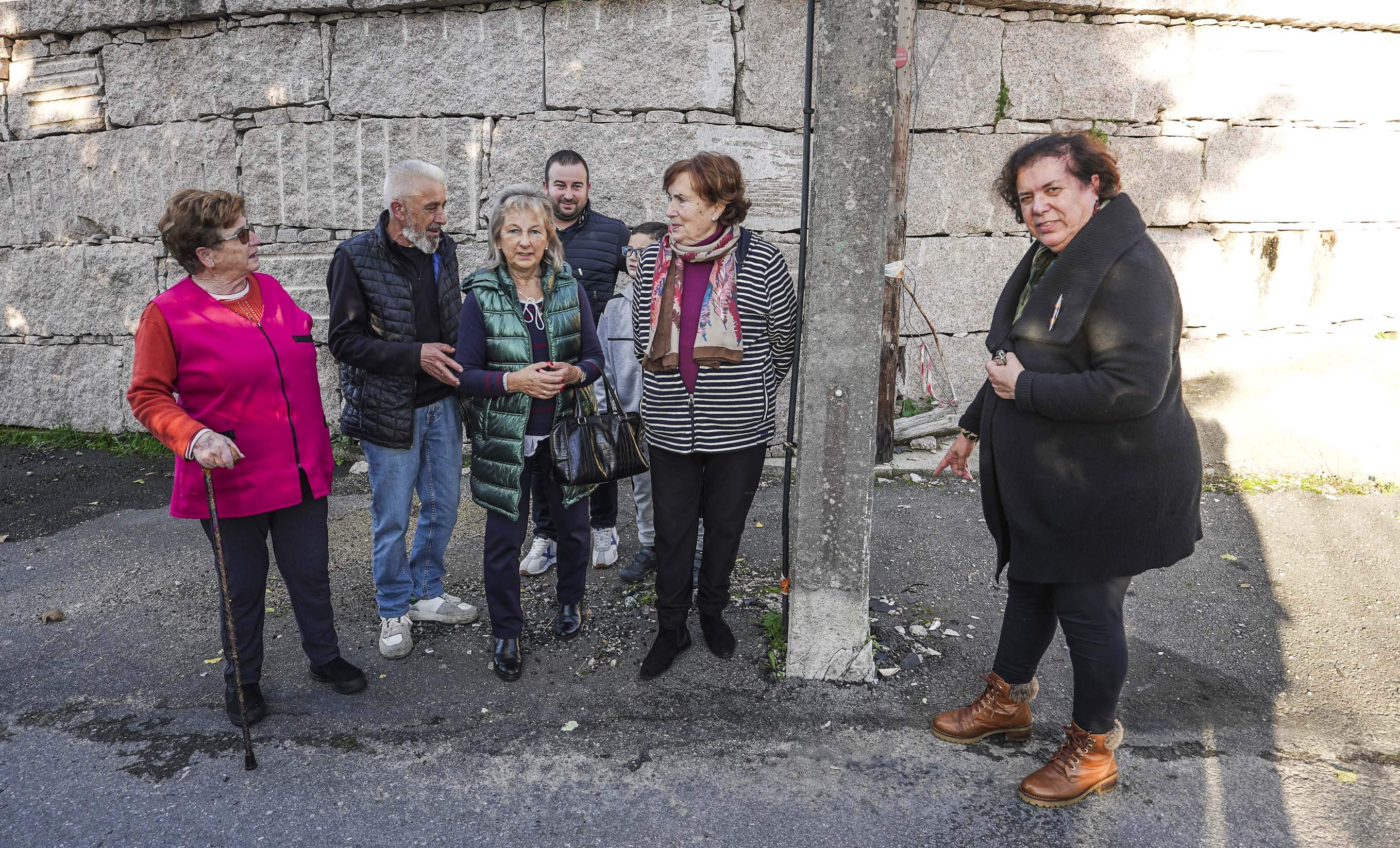 Vecinos de Xeve denuncian la presencia de un poste de la luz en medio ...