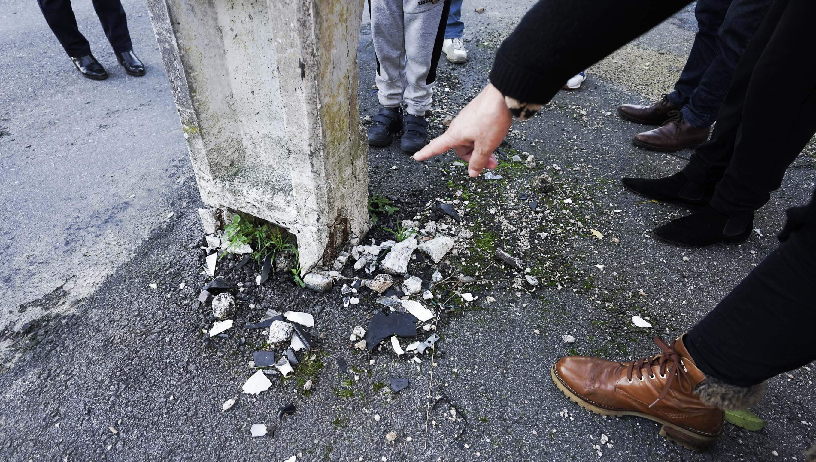Vecinos de Xeve denuncian la presencia de un poste de la luz en medio ...