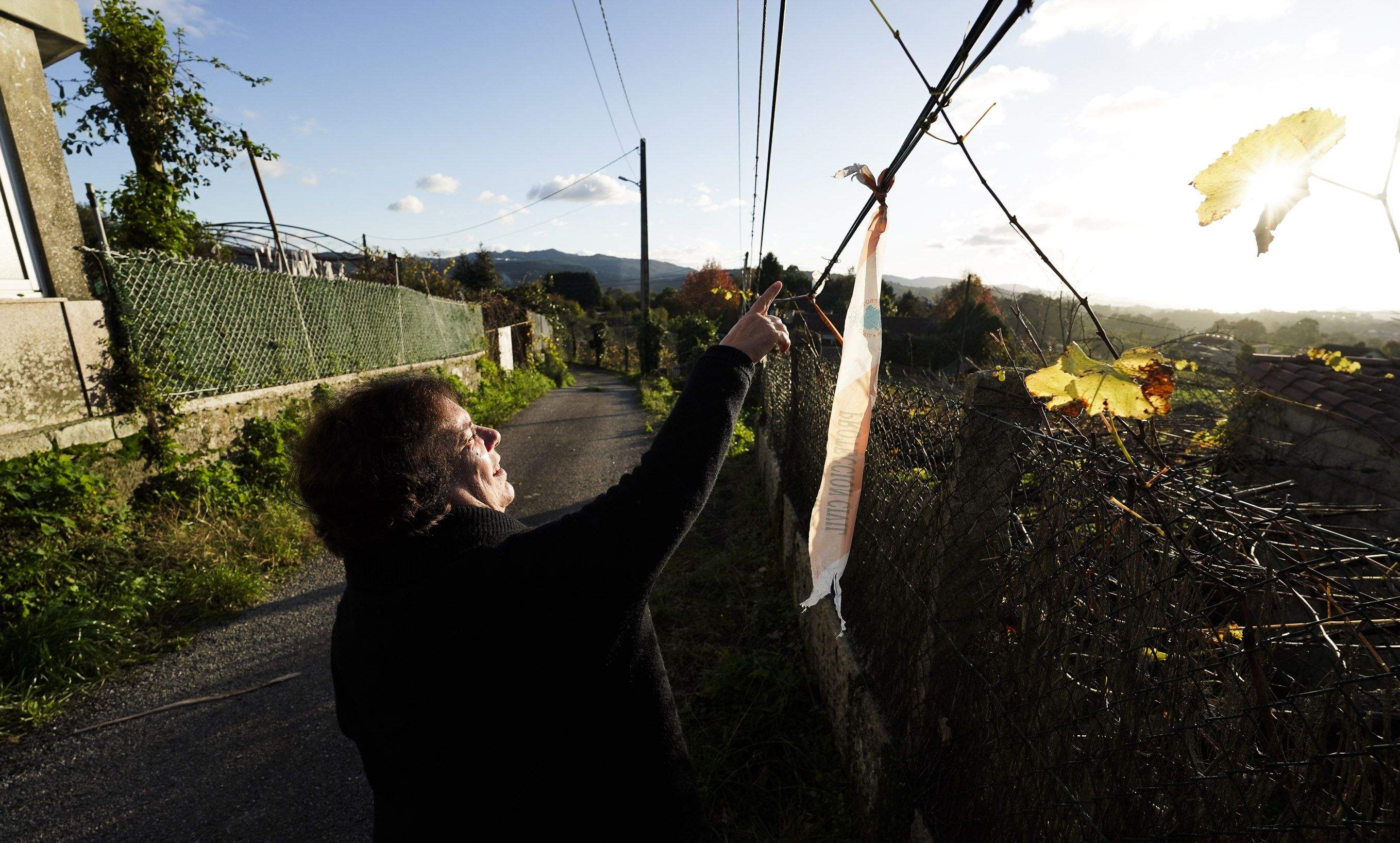Un poste da luz "no medio e medio da estrada" acende a veciños de Xeve ...