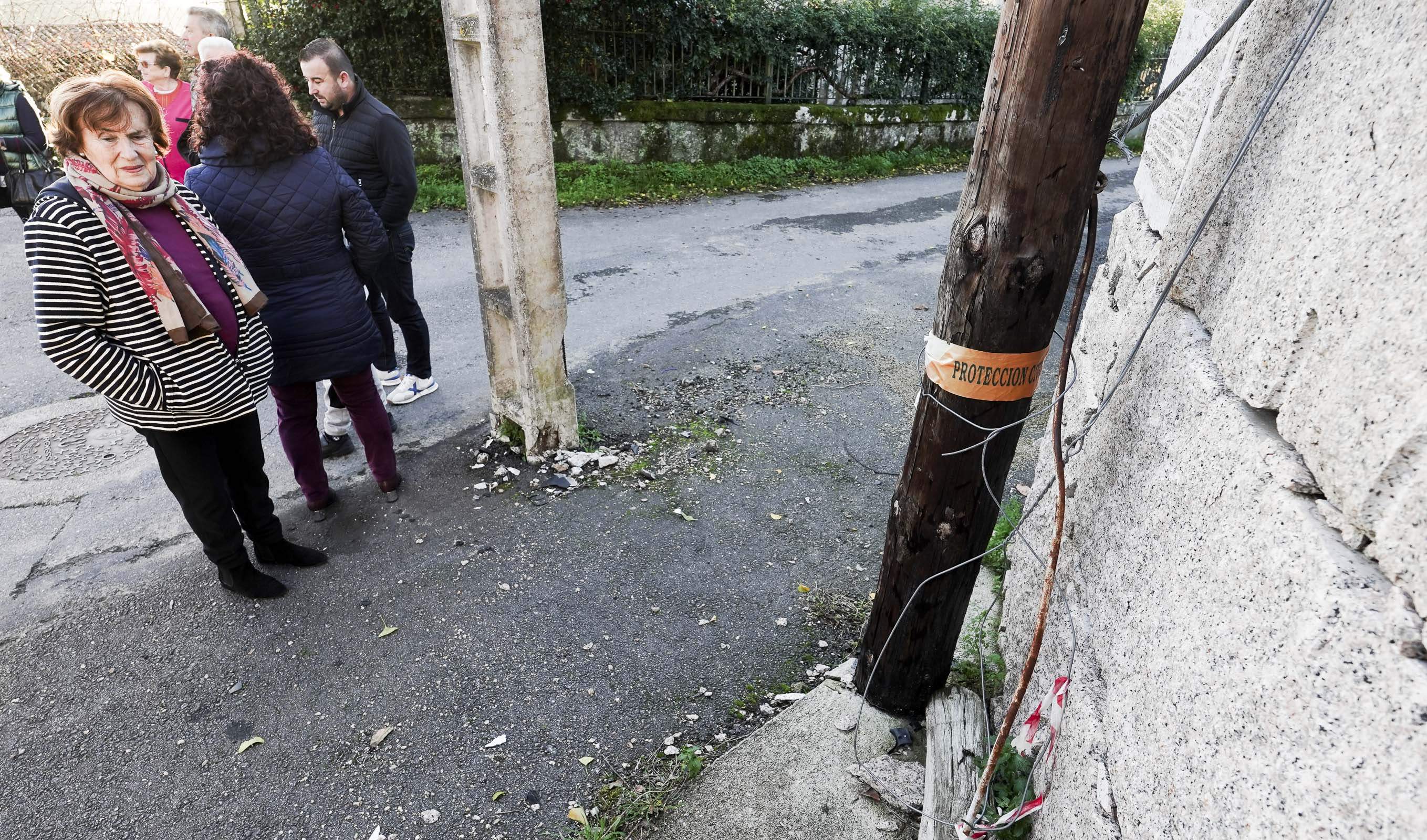Un poste de la luz "en medio y medio de la carretera" enciende a ...