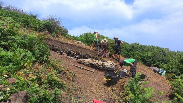 Achan unha gran estrutura romana fóra da muralla do castro de Ons