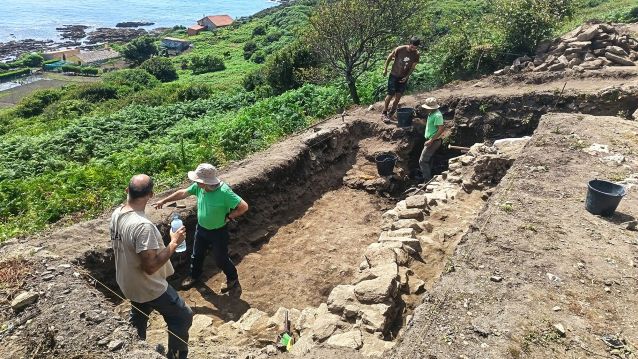 Achan unha gran estrutura romana fóra da muralla do castro de Ons