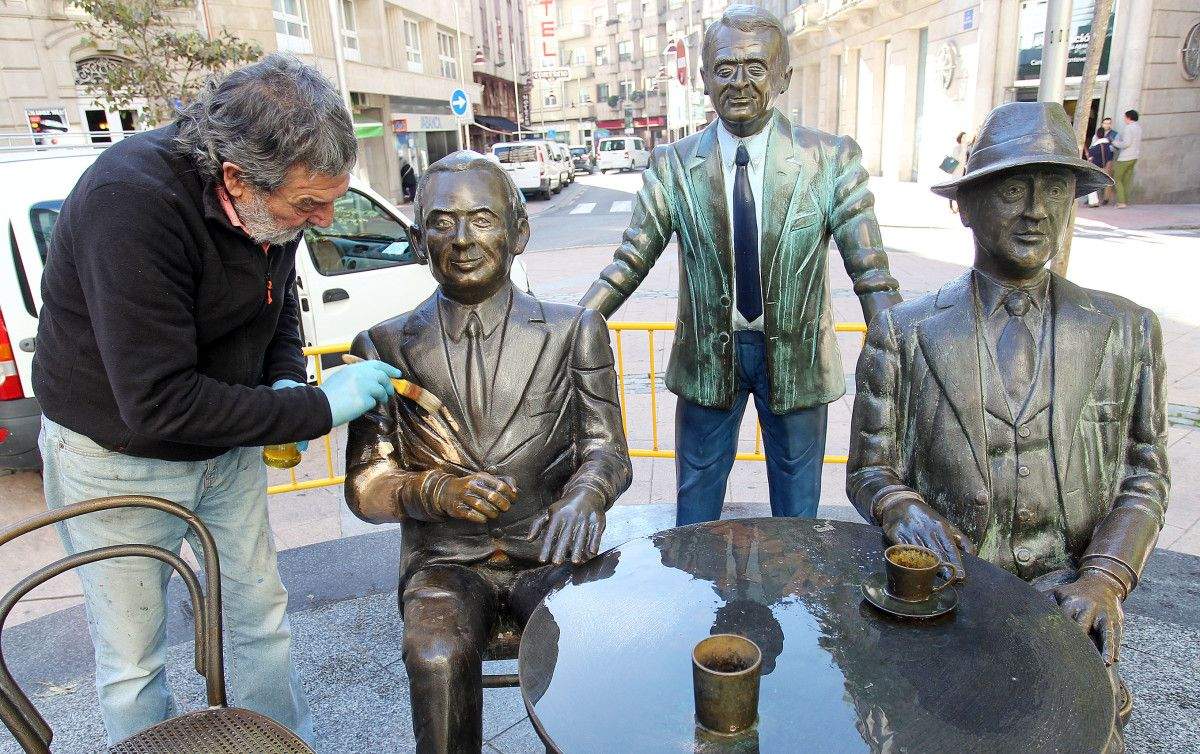 Falece César Lombera, autor do Monumento á Tertulia do Café Moderno